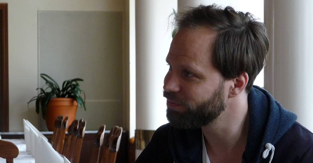 Orkesterin takahuonearki on karua – KOMin esitys on silti silkkaa ...