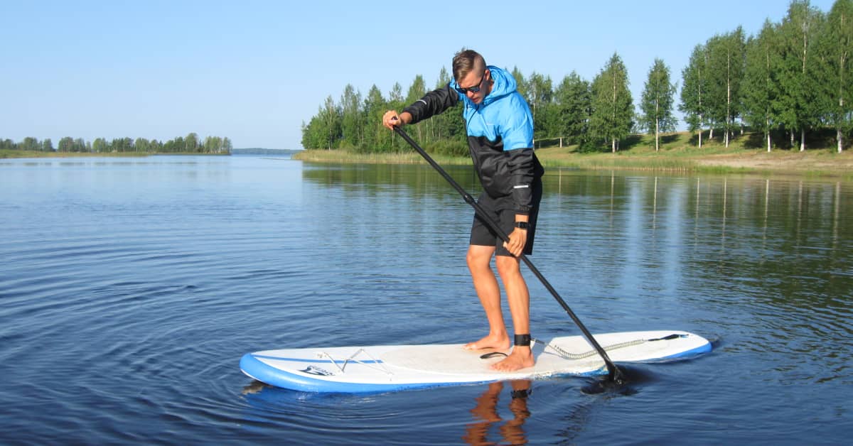 Sup-lautailu on kesän vesilajien hitti – laji käy kovaan treeniin tai ...