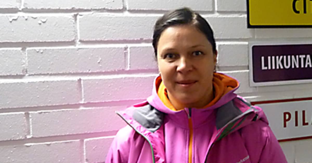 Sari Marjamäki kiekkoaatelisten joukkoon – perhe elää jääkiekolle | Yle
