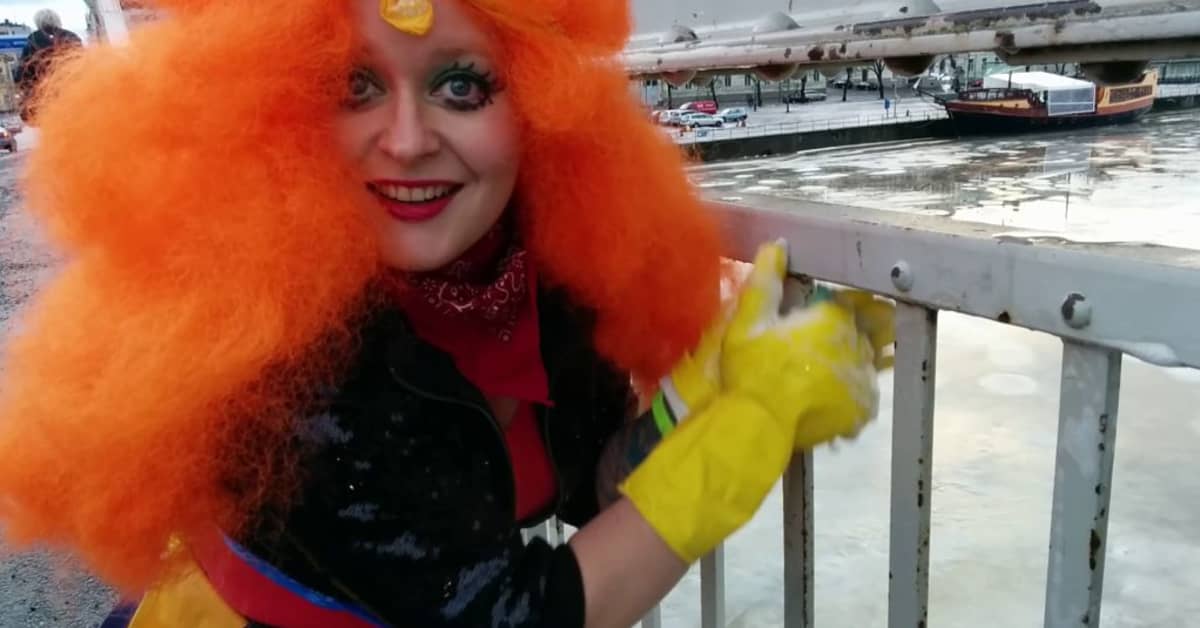 Is this art? Bridge-scrubbing “Lady Lada” draws stares | Yle