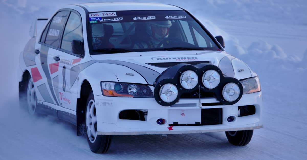 Ralliauto ulos tieltä Ruotsin MM-rallissa - valokuvaaja loukkaantui | Yle