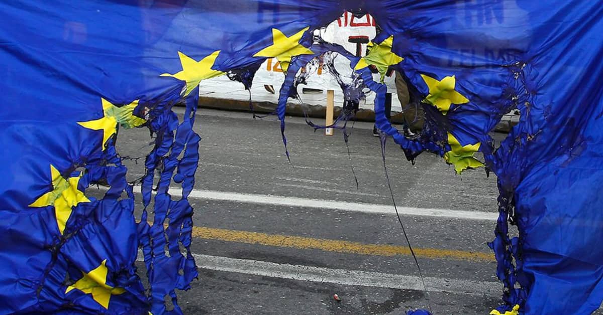 Suomen lipun häpäisystä voi rapsahtaa sakot, EU-lippu on eri asia | Yle