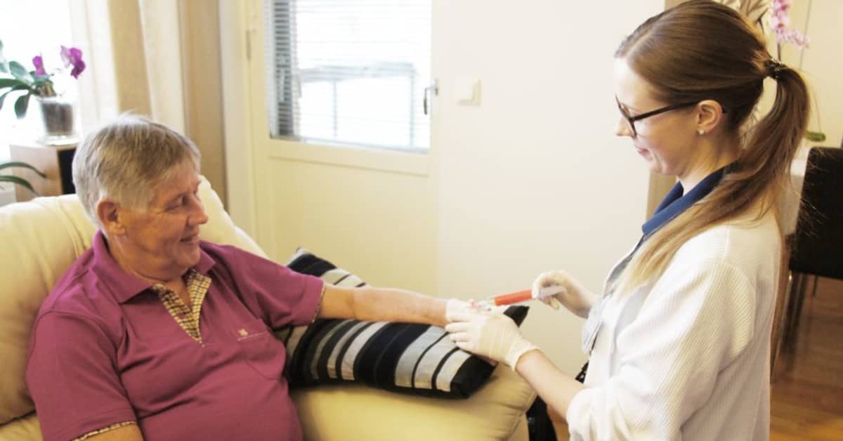 Kodeista tuli sairaaloita – yhä vaikeammin sairaita hoidetaan kotona | Yle