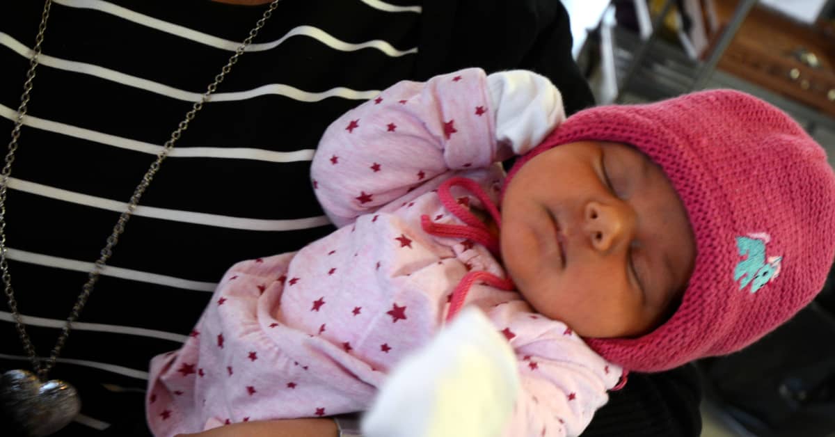 Born into asylum: Recent refugee arrivals celebrate healthy baby girl | Yle