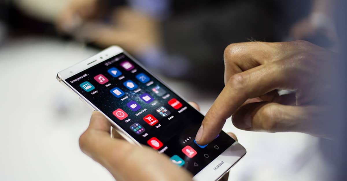 Applen ja Samsungin voittokulku jatkui viime vuonna Suomessa – Huawei tuli sekoittamaan pakkaa | Yle