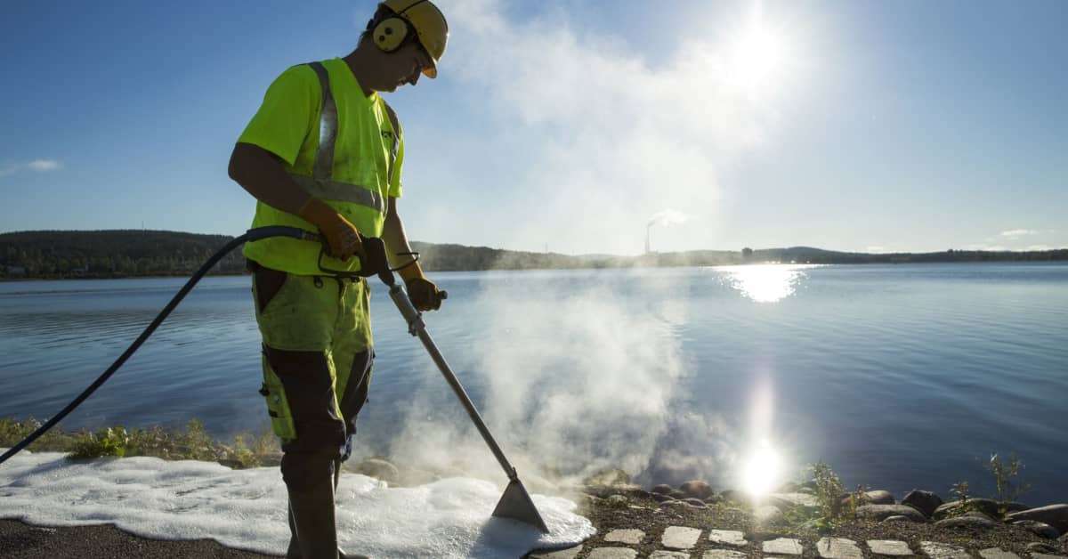 Rikkakasvit kuriin ilman myrkkyjä – kuokka ja katetta, etikkaa ja ...