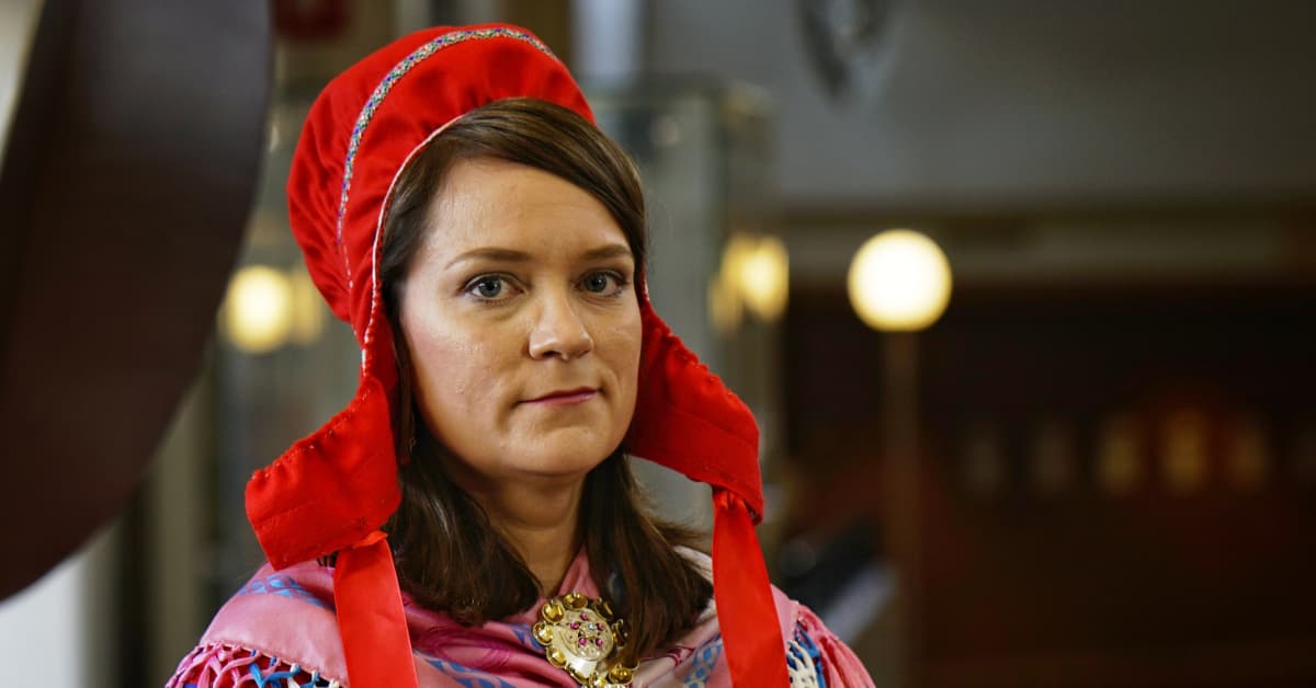 Rauna Rahko-Ravantti logaldallá Sajosis sámeoahpahusas skábmamánus ...