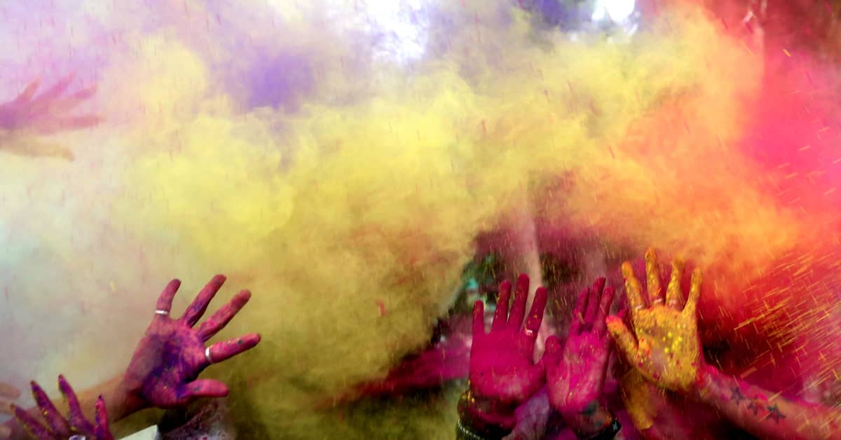 Värien juhla villitsi Intian – Katso riehakkaat kuvat | Yle