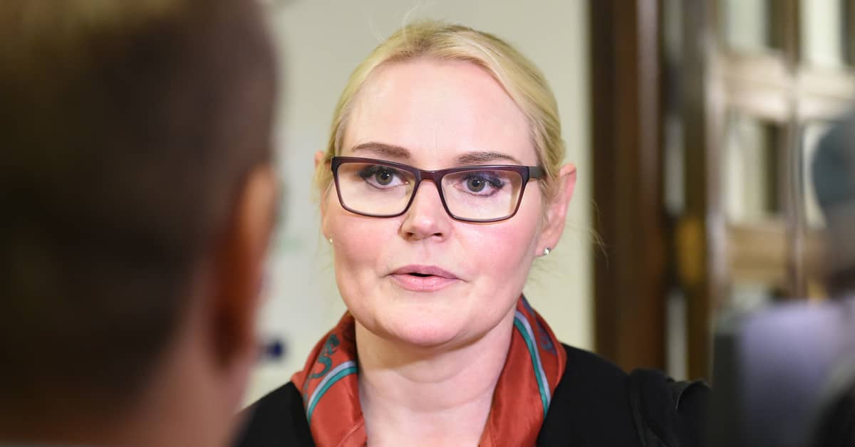 Perussuomalaisista erotettu Veera Ruoho arvostelee: Halla-aho teki ...