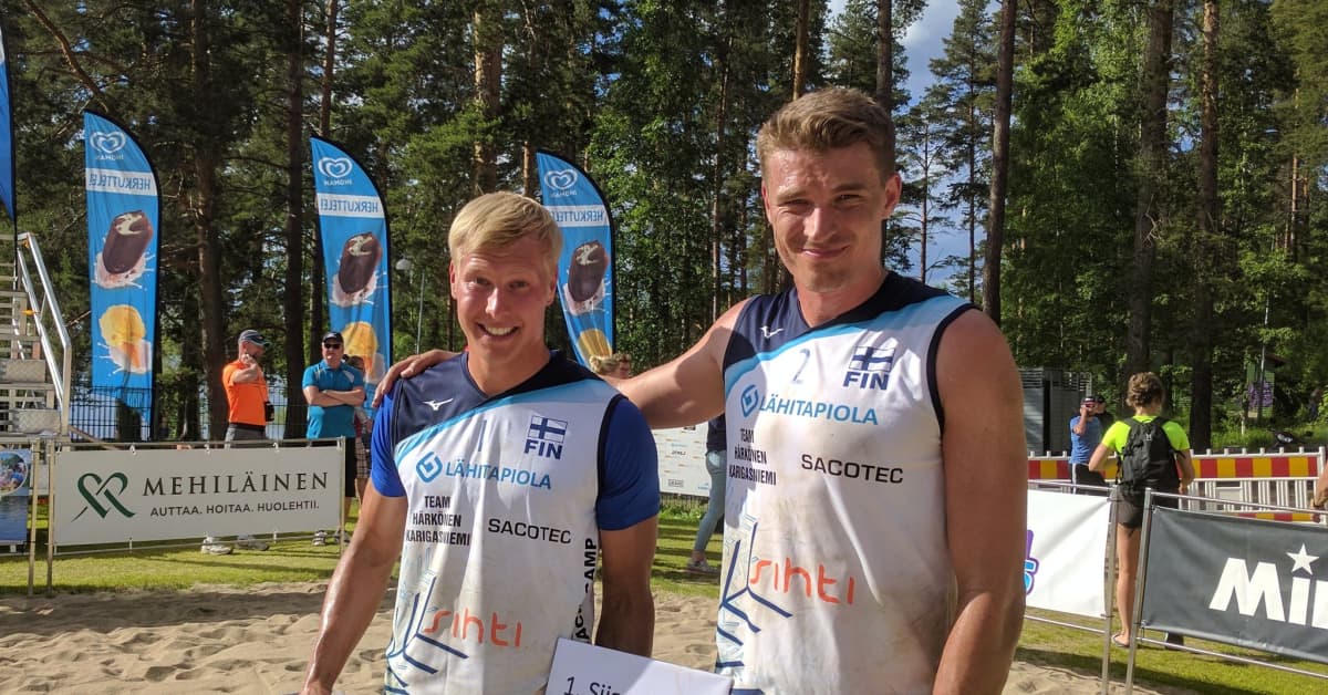 Jyrki Nurminen ja Pekka Piippo lyövät beach volleyssa ...