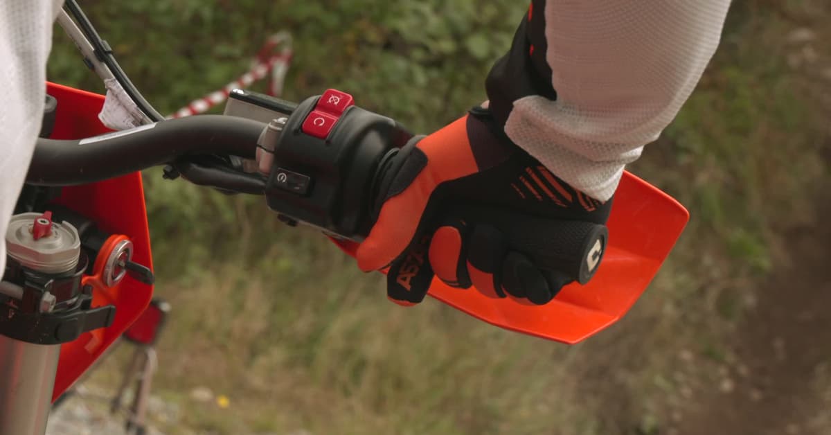 Maailmanmestari Samuli Aro testasi sähköenduropyörää kilpailussa – akku ...