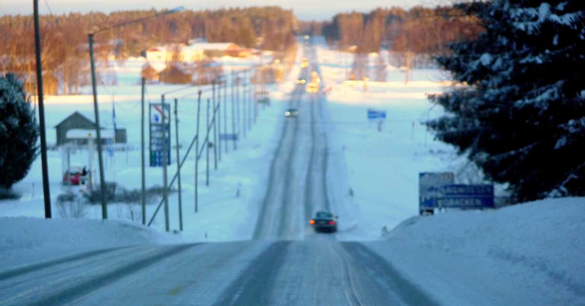 Blixthalka och hård vind – skåpbil med släp halkade över i fel körbana ...