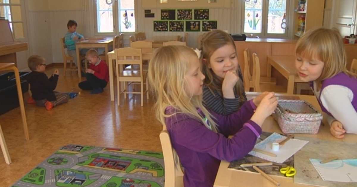 Barn i kö till Kotka svenska barnträdgård | Östnyland | Svenska Yle