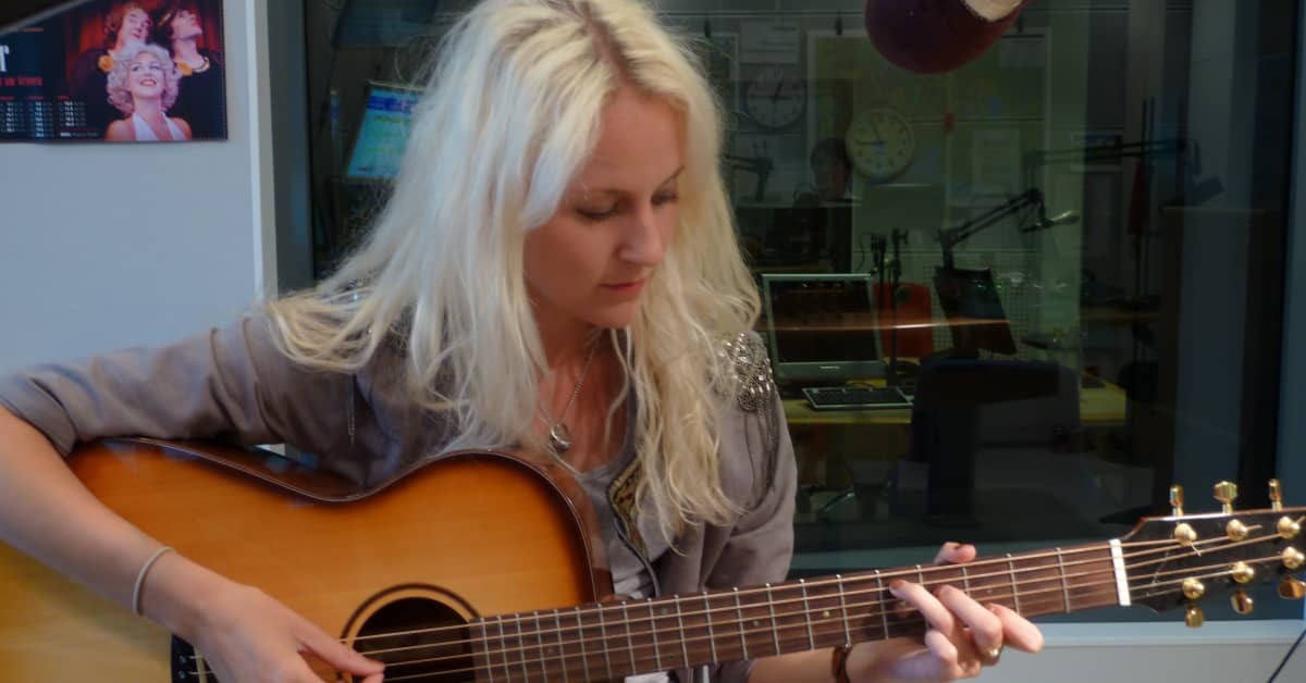 Frida blottar sig när hon skriver låtar på svenska | Huvudstadsregionen ...