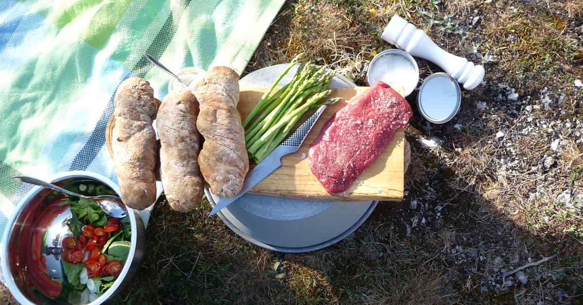 Picknickmacka med luffarbiff och sparris | Recept | Svenska Yle