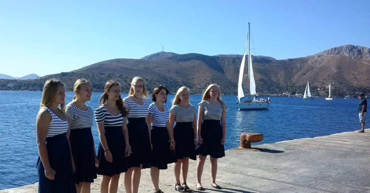 Seglarna i Grekland sjungs iväg med västnyländska tjejer | Västnyland ...