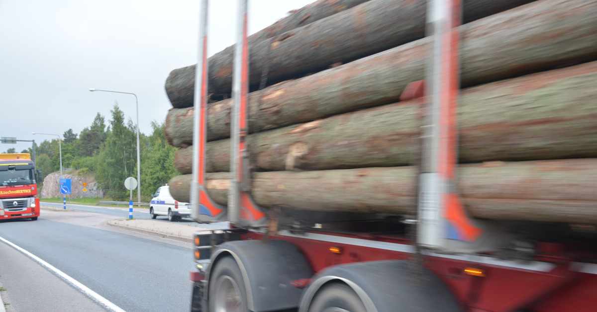 Tunga fordon stör i Forsby i Karis | Västnyland | Svenska Yle