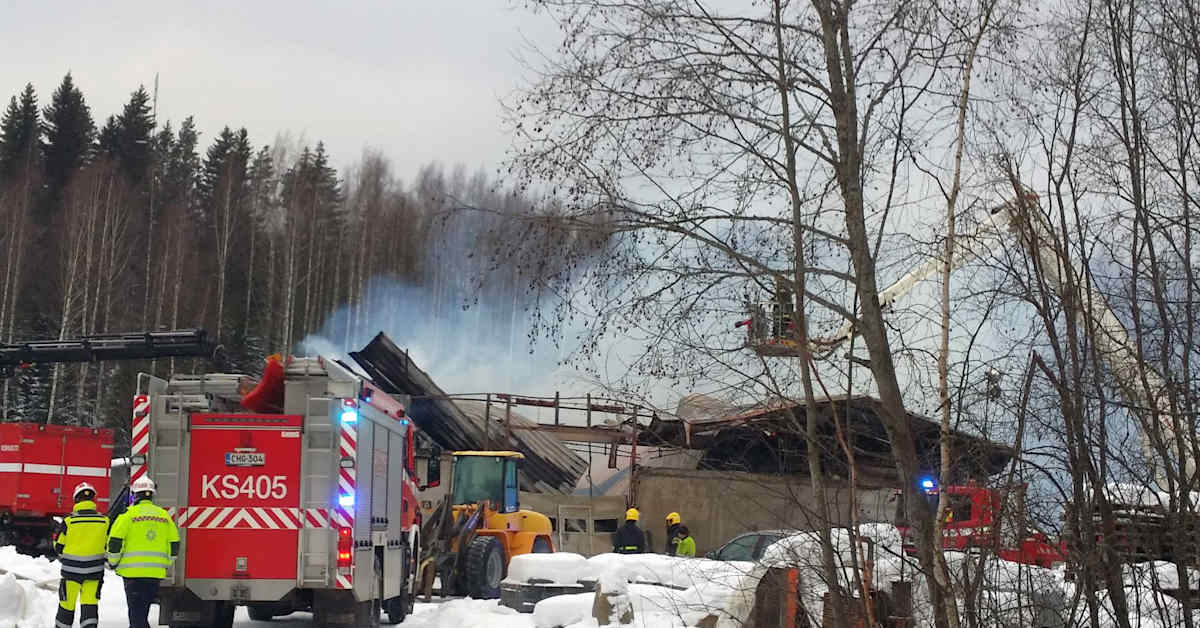Kiviveistämön halli tuhoutui tulipalossa Korpilahdella Jyväskylässä | Yle