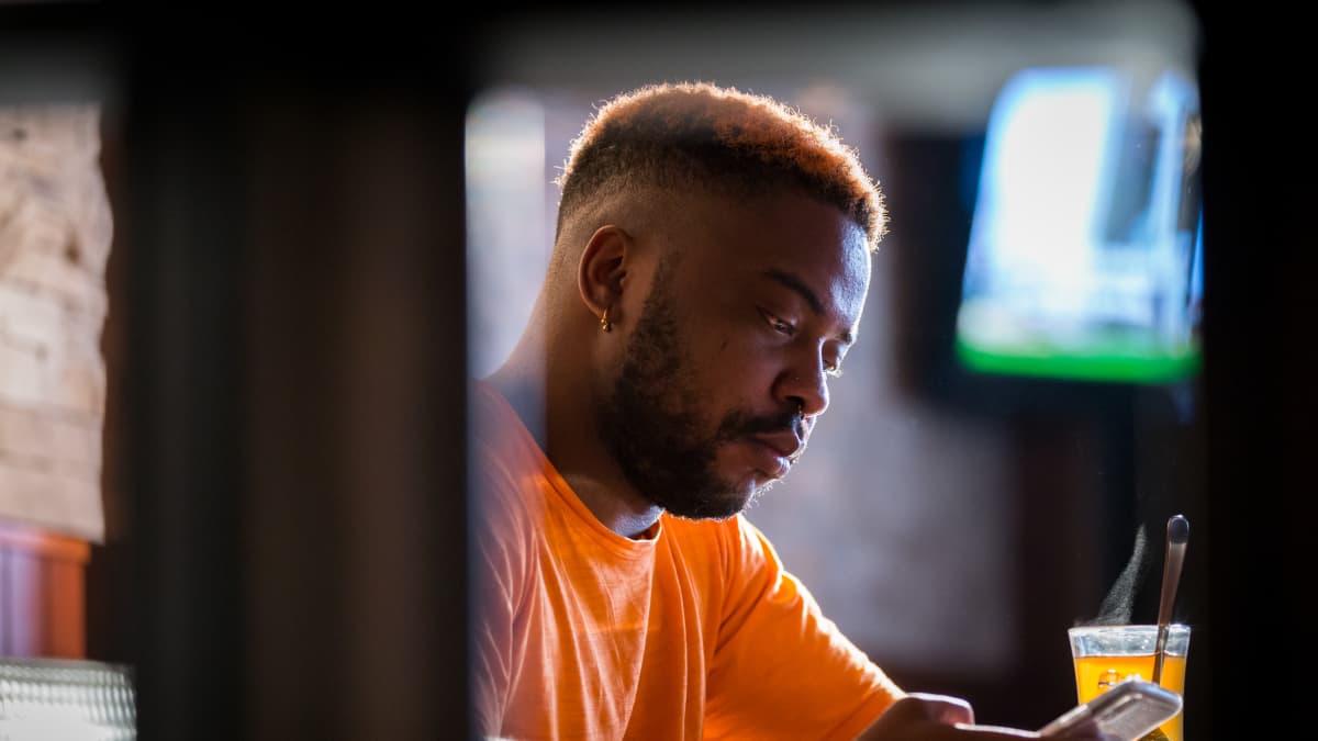 Seksikäs-Suklaa juoksi rasisteja karkuun – nyt hän hurmaa huumorillaan ...