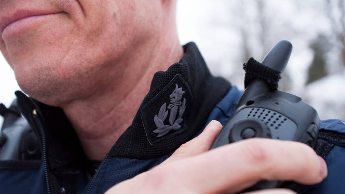 Jalankulkijat väistelivät pakenijaa Lahdessa, moottoripyörä ja traktori ...