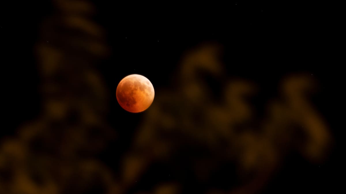 Katso suorana klo 21.50 alkaen, näkyykö punainen Kuu Helsingissä ...