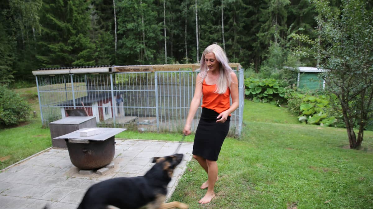 "Nyt kuolen", ajatteli Laura Salmela, 33, kun naapurin koira raateli ...