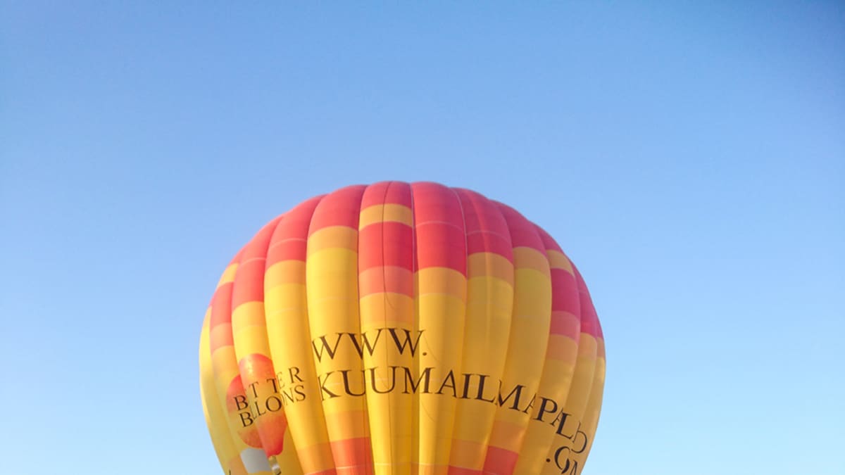 Video: Kuumailmapallo laskeutui lähes leikkipuiston aitaan kiinni ...