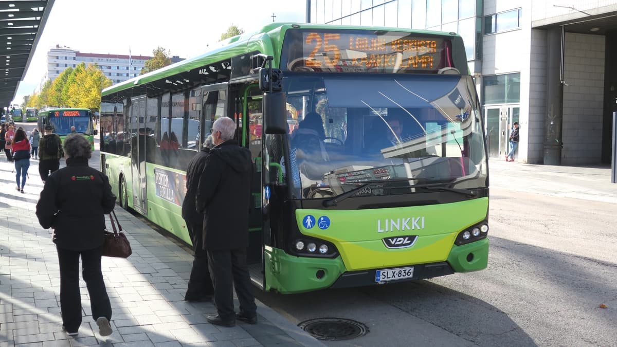 Jyväskylän paikallisbusseihin asennetaan kesällä infonäyttöjä | Yle Uutiset