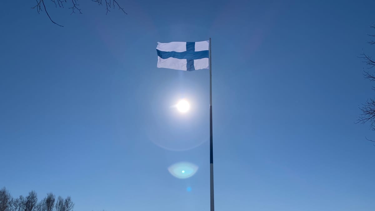 Kova tuuli pakotti laskemaan tangosta maailman suurimman Suomen lipun ...