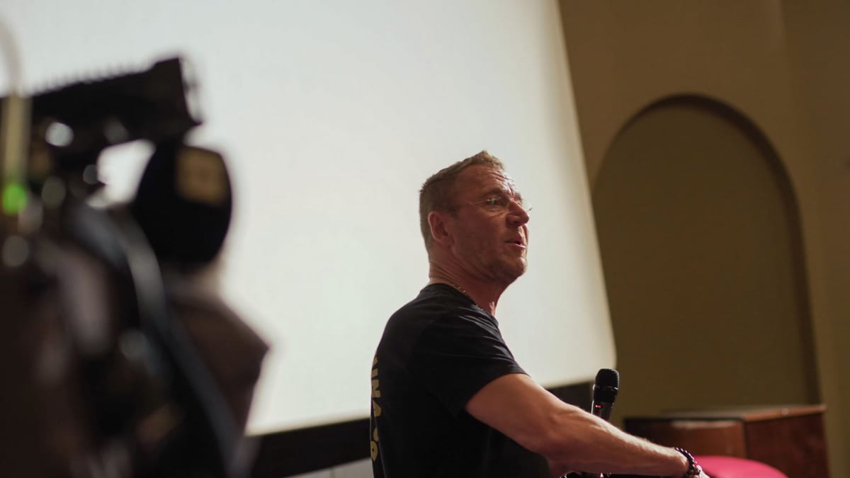 Kiinaan asettunut Hollywood-ohjaaja Renny Harlin vierailee Red Carpet ...