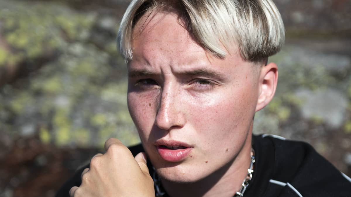 Isac Elliot on solminut kansainvälisen levytyssopimuksen ...