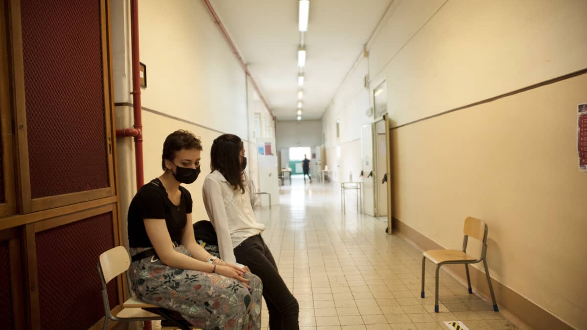 "Istuin pleksilasin takana, opettajat ympärillä" – Italialaisten abien ...