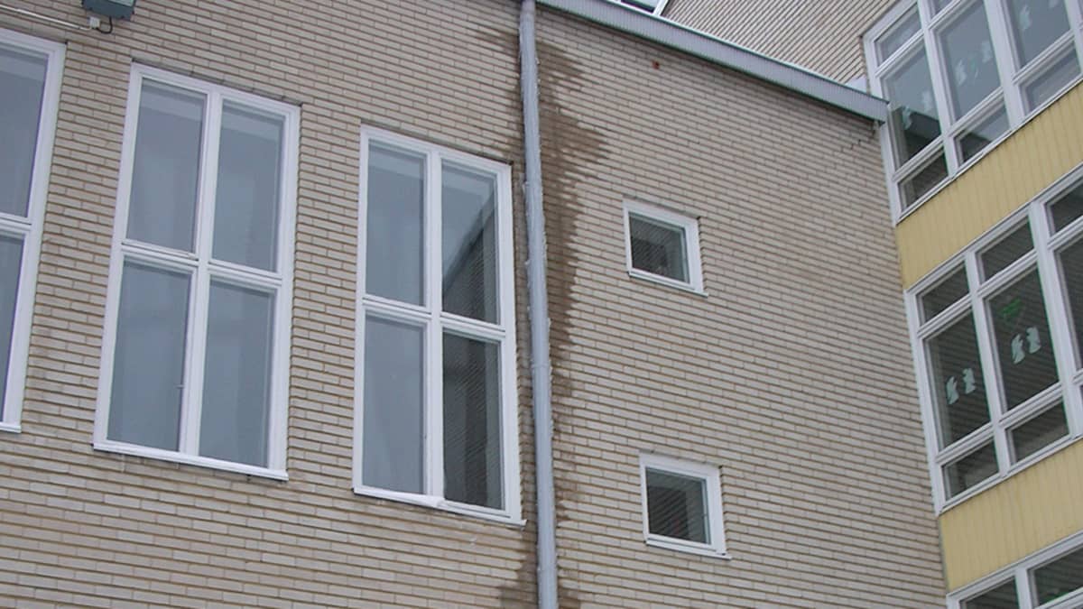 Rännivedet valuvat pitkin seiniä | Yle Uutiset