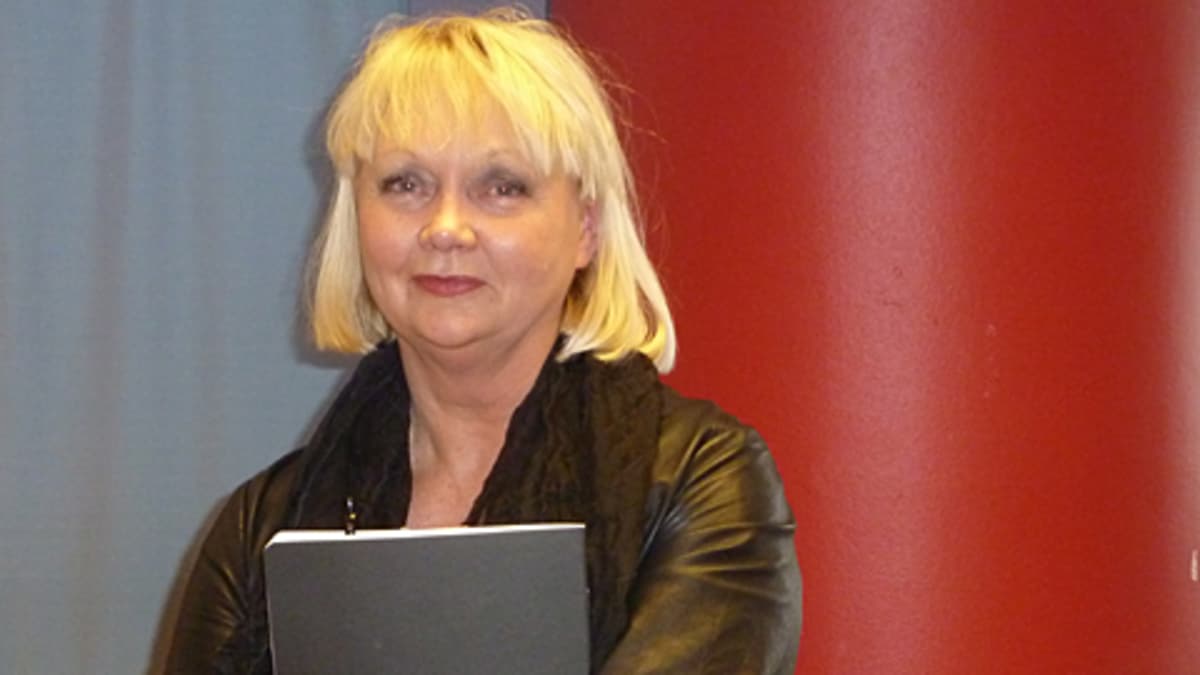 Miksi tyylikkäät pukeutuvat mustaan? | Yle Uutiset