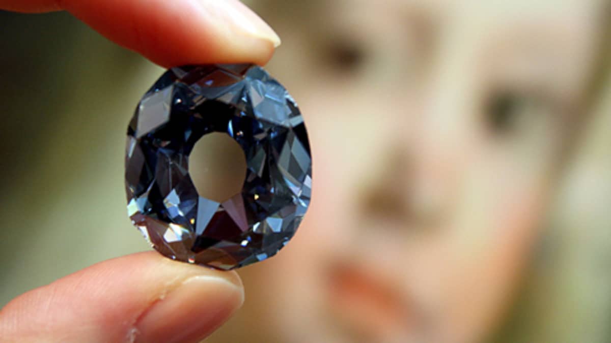 Keisarillinen timantti myytiin ennätyshintaan Lontoossa | Yle Uutiset