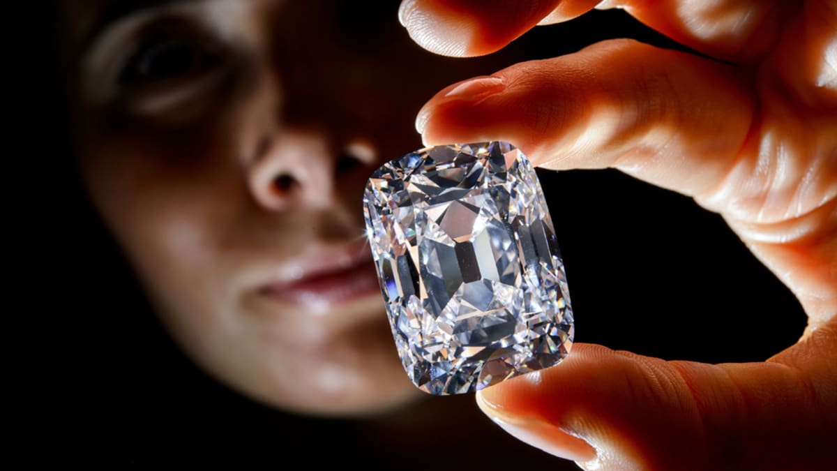 Suuren mansikan kokoinen timantti myytiin 17 miljoonalla eurolla | Yle ...