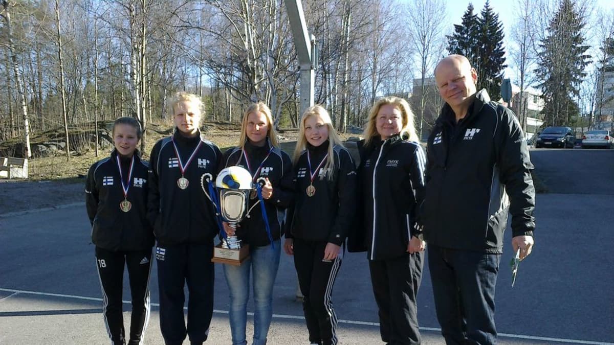 Jalkapallotyttöjen MM-kulta hymyilyttää yhä | Yle Uutiset