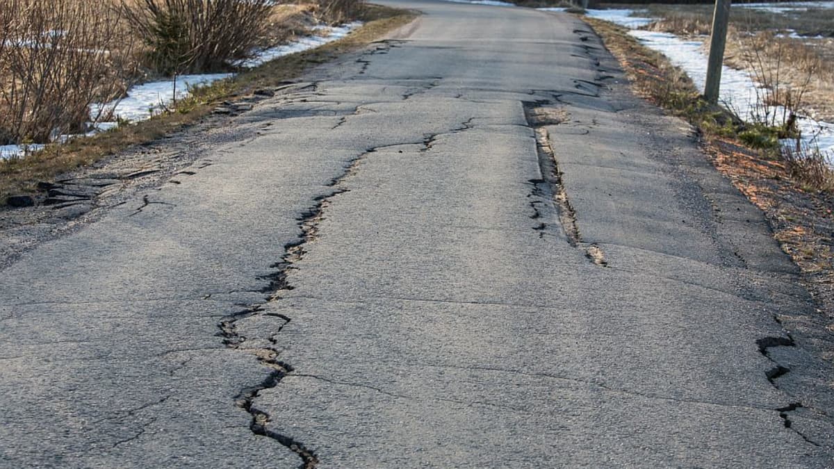 Routa nosti hirsimökkiä ja aiheutti kaapeliin "sähköilotulituksen ...