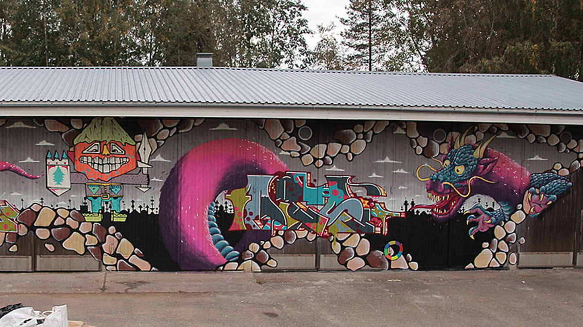 Tämä graffiti ei ole töherrys: Pinkki lohikäärme hönkii vanhassa ...