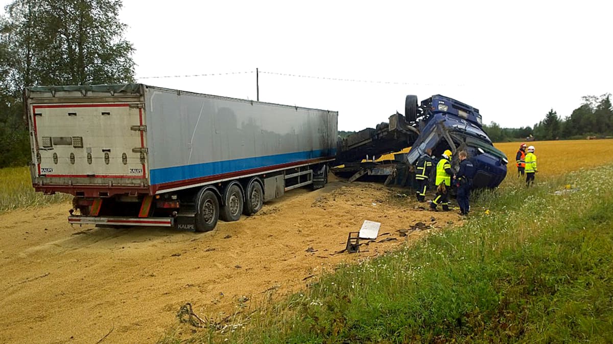 Täydessä viljalastissa ollut rekka suistui pellolle – kuljettaja ...