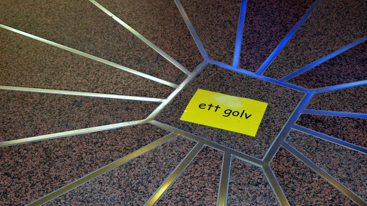 Ruotsin puhumisen peikko nurin keltaisilla lapuilla – med gula lappar ...