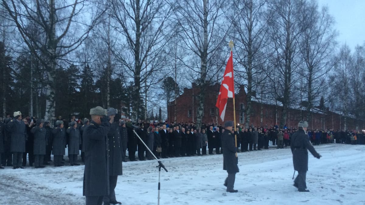 Lippu laskettiin viimeisen kerran Lahden Hennalassa – "Kaupunki ilman ...