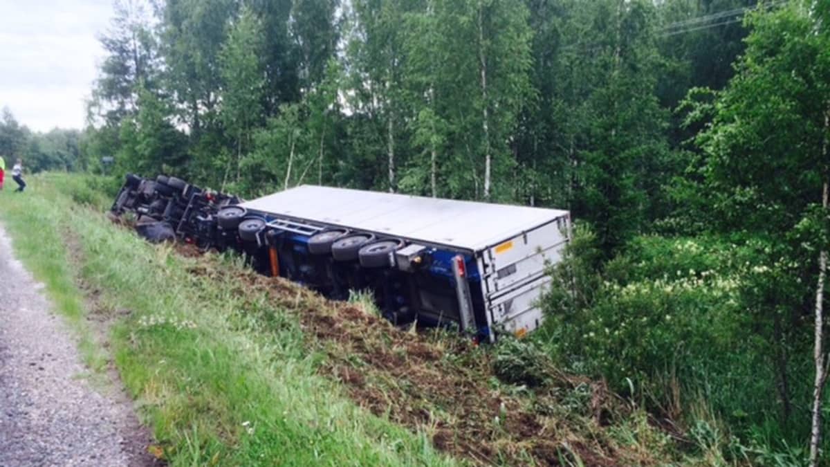 Rekka ojassa Viitostiellä Leppävirralla – liikenne sujuu normaalisti ...