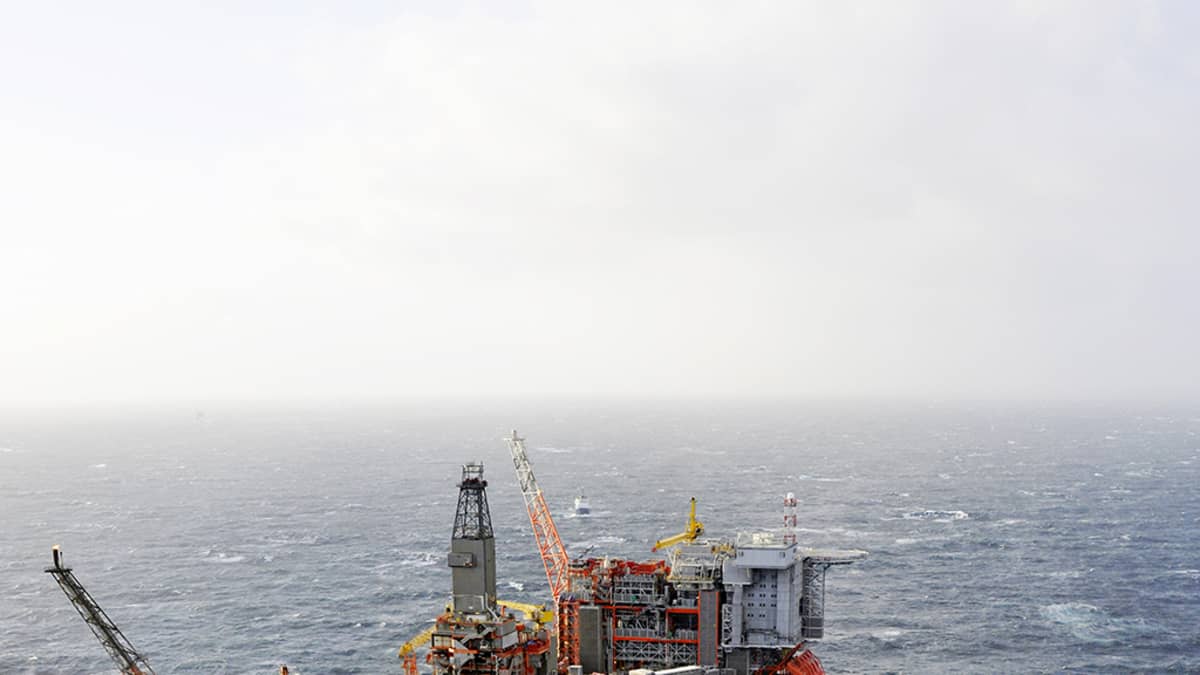 Öljynporauslautta evakuoitu Norjan edustalla – myrskyssä irronnut ...