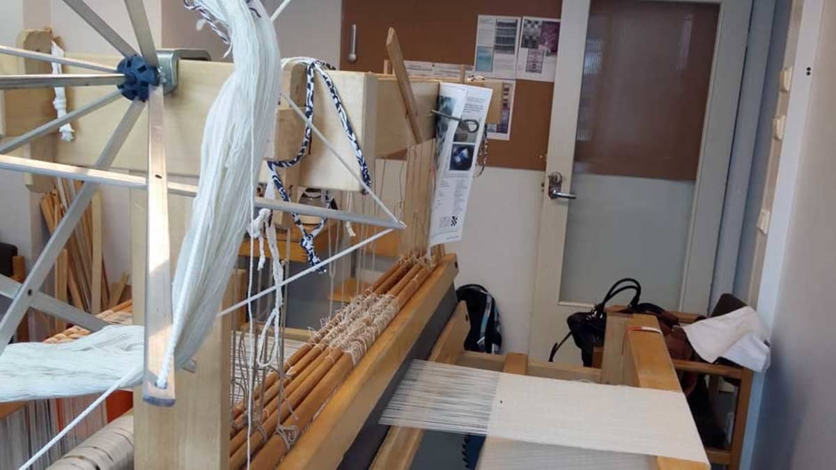 Trendikkäät ruotsalaiset tekevät jo vauvoille kantoliinoja – kangaspuut ...