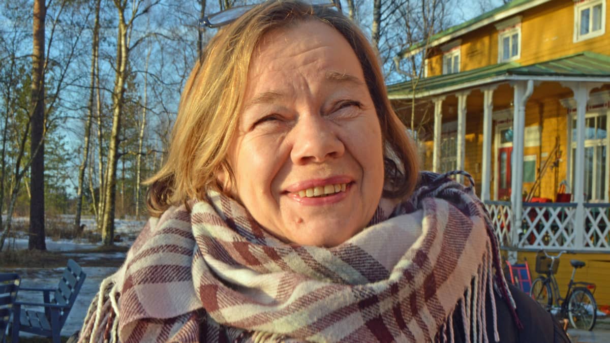 Kun maailma kolhi ja vei läheisiä, Outi Airola osti suruunsa ...