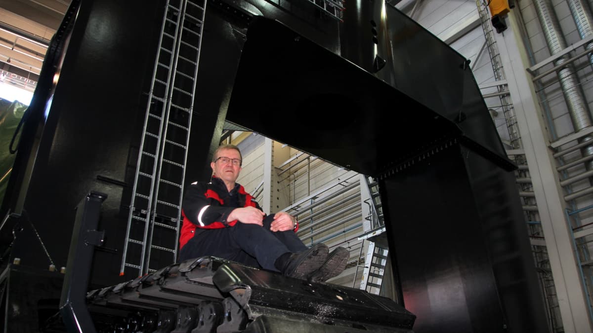 Tässä valmistuu tiettävästi maailman suurin hydraulinen nosturi ...