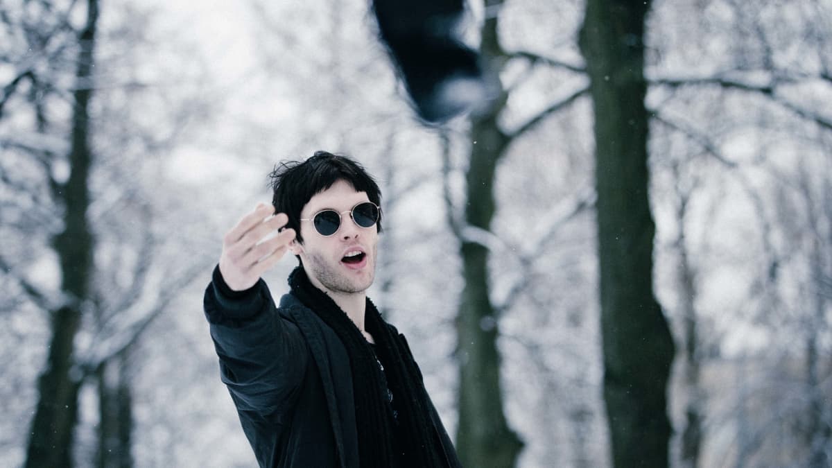 Kulttuurivieras Miki Liukkonen kirjoitti jättiläisromaanin, jonka nimeä ...