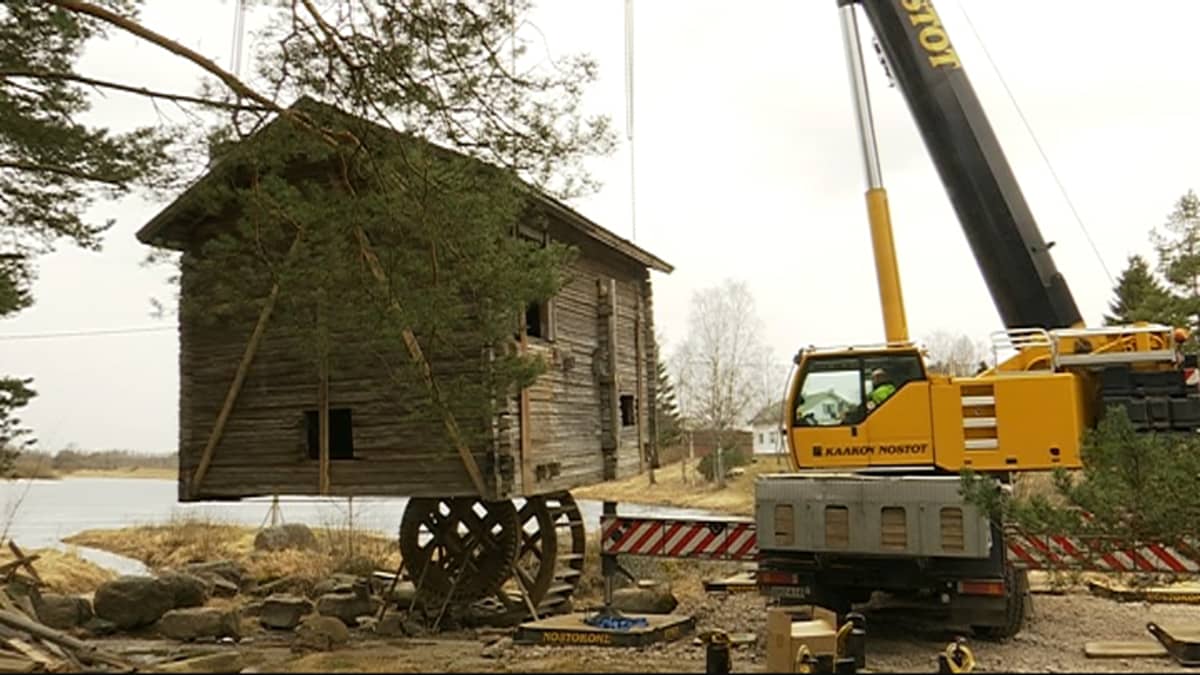 Vanha myllymuseo pääsi rekan kyytiin Kotkassa | Yle Uutiset
